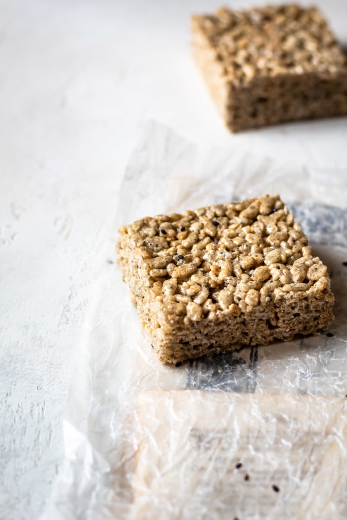 10-Minute Black Sesame Rice Krispie Treats - Cooking Therapy