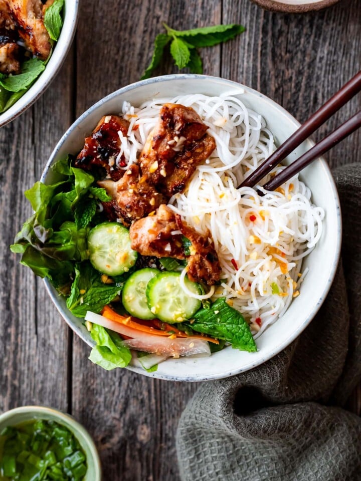 Authentic Bun Thit Nuong (Vietnamese Grilled Pork Vermicelli Bowls ...