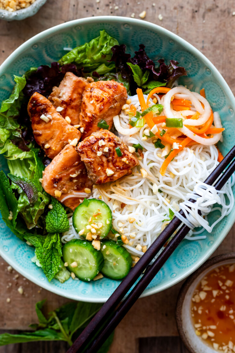 Refreshing Lemongrass Salmon Vermicelli Bowl - Cooking Therapy
