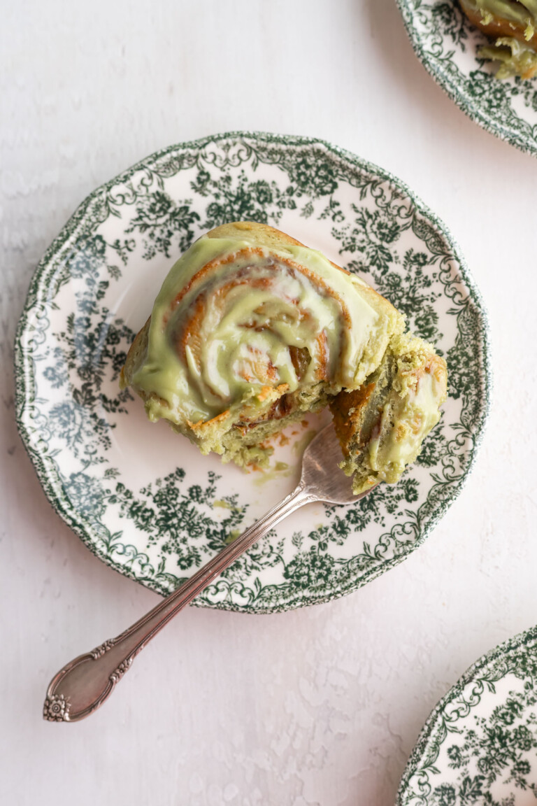 Fluffy & Moist Matcha Cinnamon Rolls - Cooking Therapy